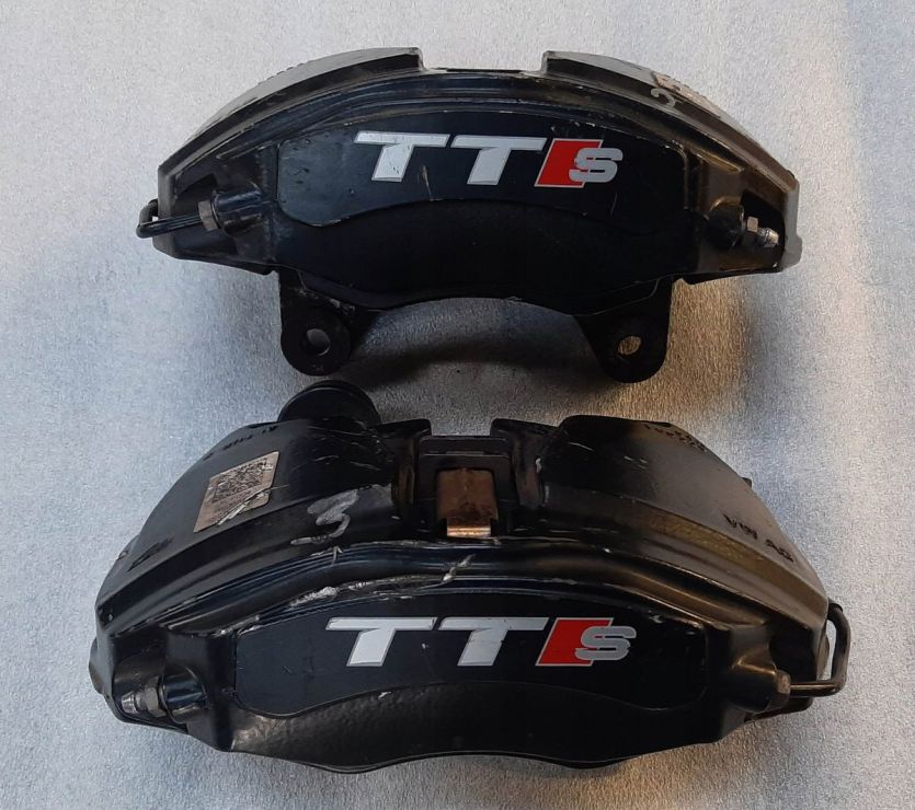 Audi TTS Zaciski hamulcowe 8S0615105AG 8S0615106AG