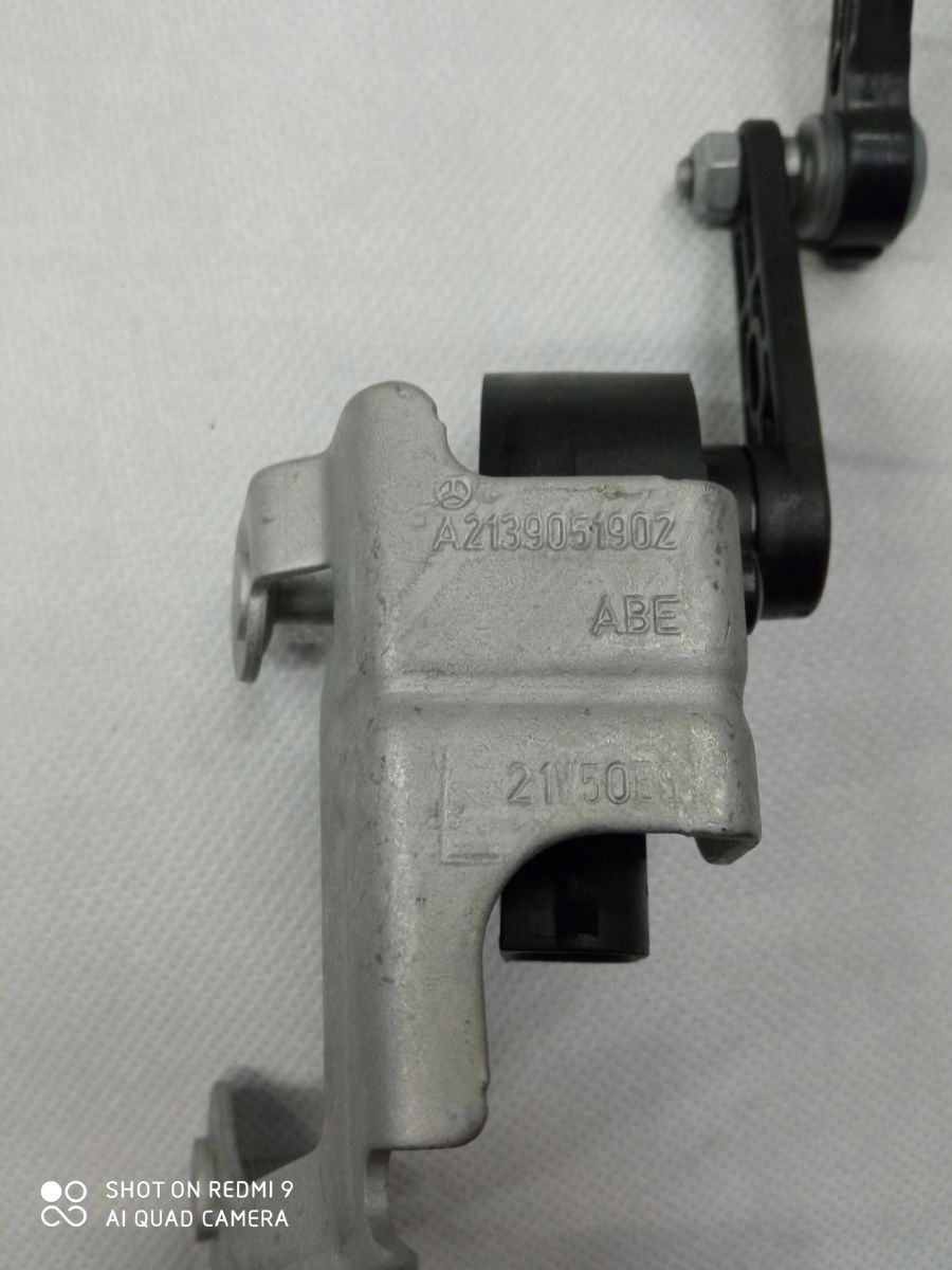 Mercedes E W213 Czujnik poziomowania A2139051902